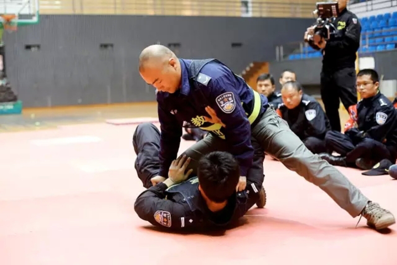 🆚What is the difference between "‎调遣" and "控制" ? "‎调遣" vs "控制" ? | HiNative