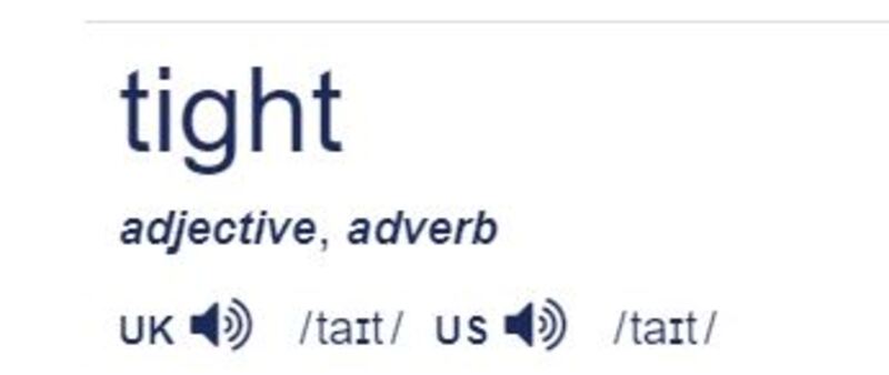 Qual è la differenza tra "Hold her neck tight " e "Hold her neck ...