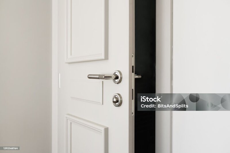 O que significa "door ajar"? - Pergunta sobre a Inglês (EUA) | HiNative