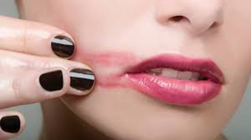 🆚What is the difference between "smear sth on" and "apply sth on ...